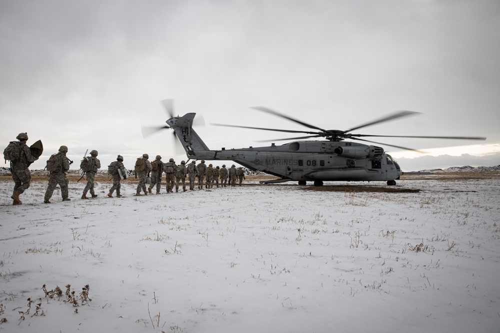 DVIDS - Images - HMH-366 and 2-77 Field Artillery Regiment conduct ...