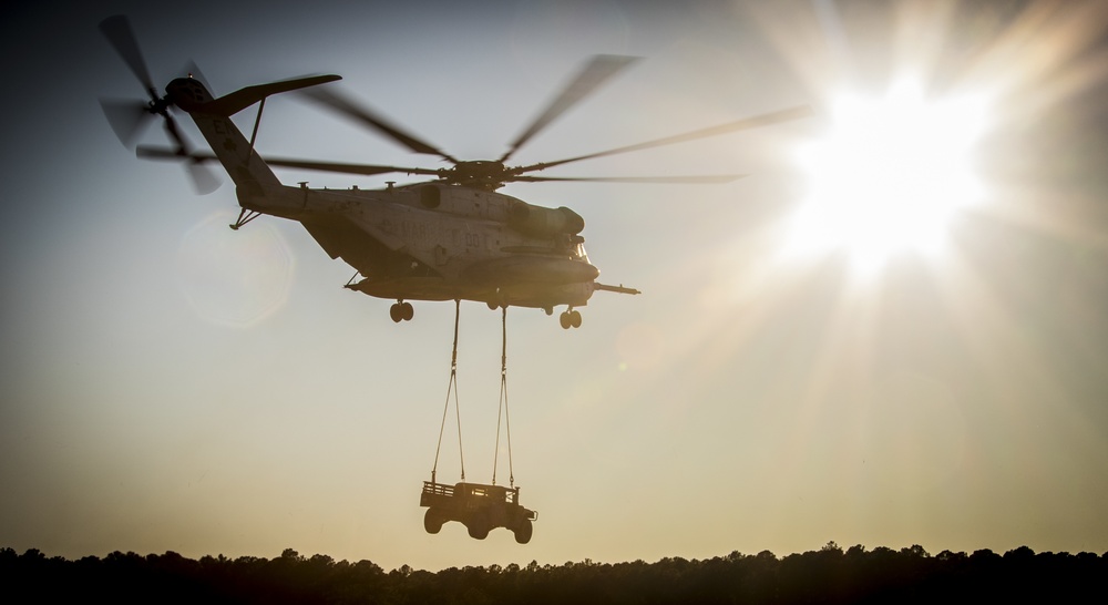 DVIDS - Images - HMH-464 conducts CH-53E Super Stallion training [Image 3 of 5]