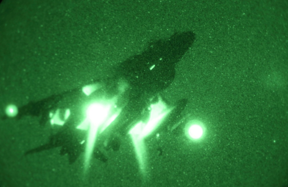 DVIDS - Images - AV-8B Harriers land aboard USS Bataan [Image 4 of 5]