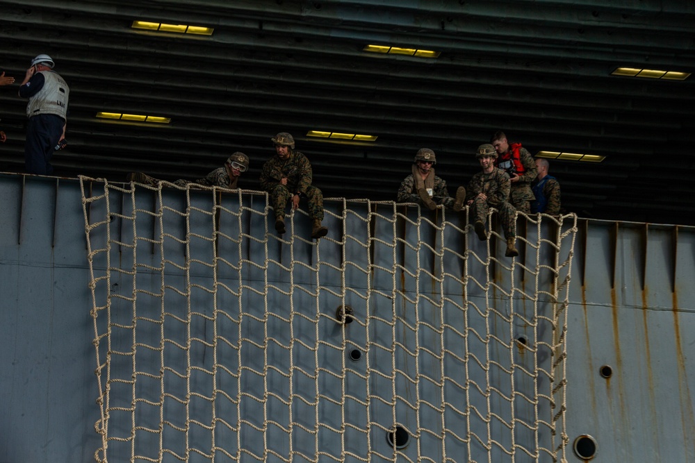DVIDS - Images - 31st MEU Marines conduct tactical debarkation from USS ...