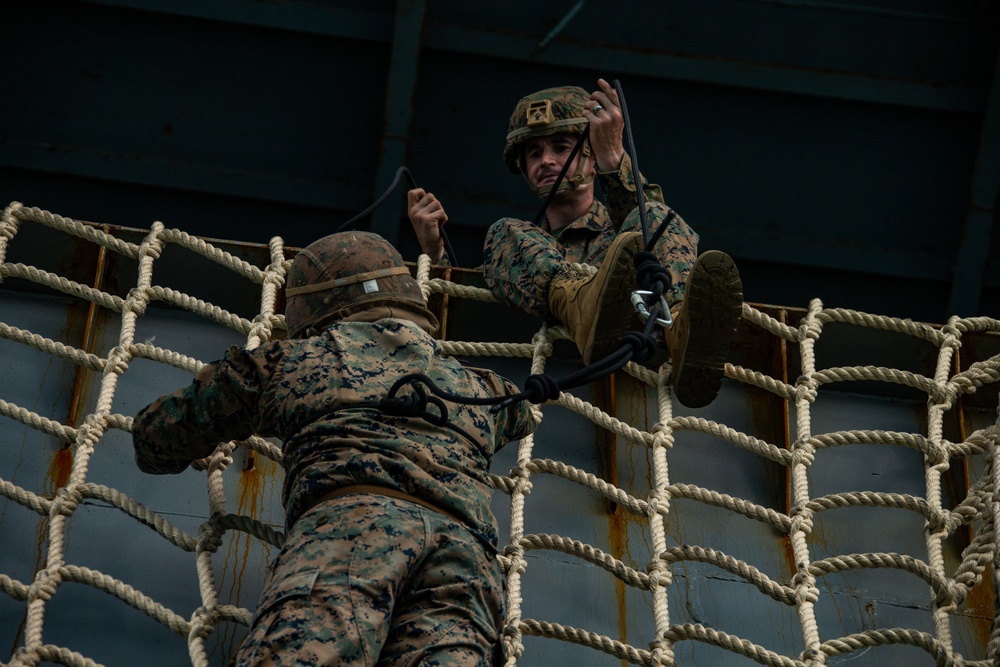 DVIDS - Images - 31st MEU Marines conduct tactical debarkation from USS ...