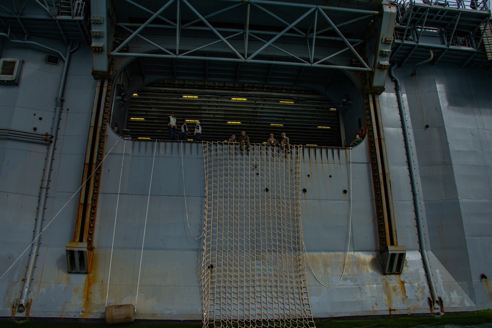 DVIDS - Images - 31st MEU Marines conduct tactical debarkation from USS ...