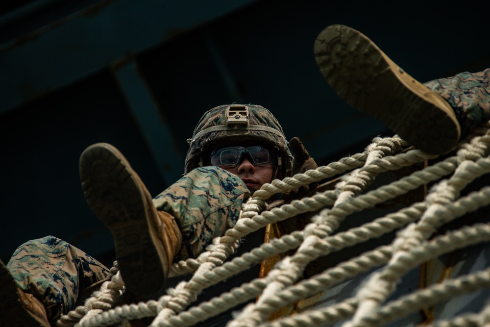 DVIDS - Images - 31st MEU Marines conduct tactical debarkation from USS ...