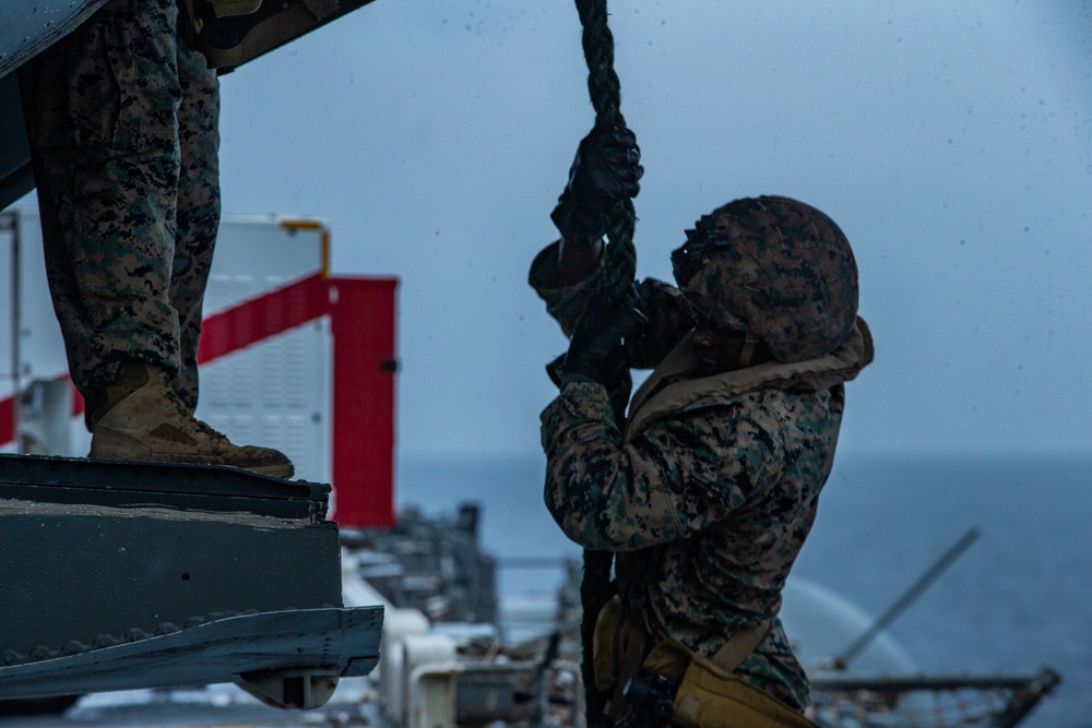 DVIDS - Images - 31st MEU Marines hone fast rope techniques aboard USS ...