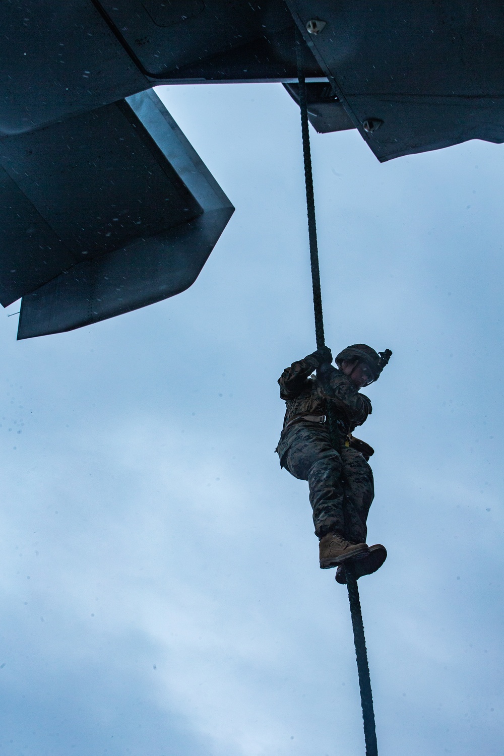 DVIDS - Images - 31st MEU Marines hone fast rope techniques aboard USS ...