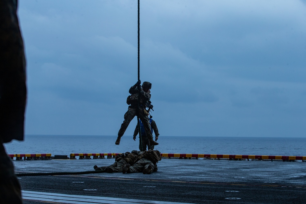 DVIDS - Images - 31st MEU Marines hone fast rope techniques aboard USS ...