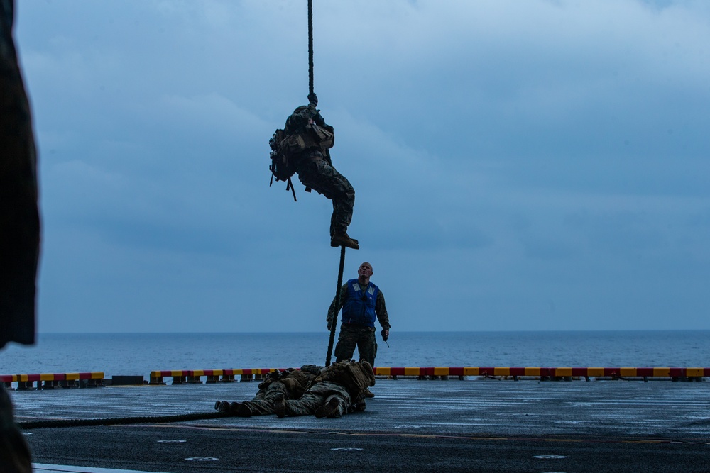 DVIDS - Images - 31st MEU Marines hone fast rope techniques aboard USS ...