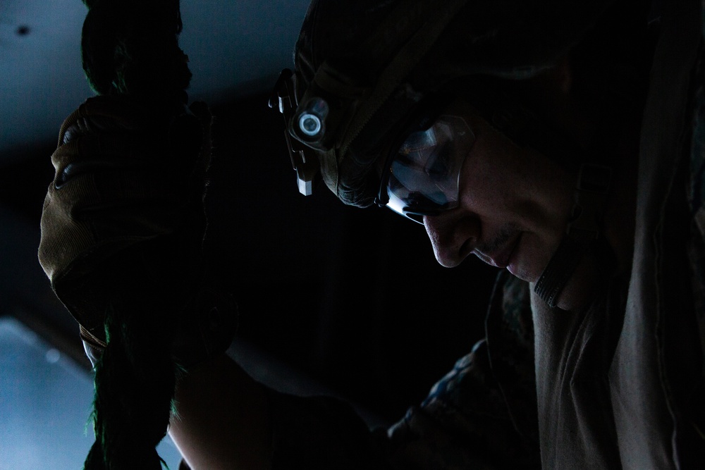 DVIDS - Images - 31st MEU Marines hone fast rope techniques aboard USS ...