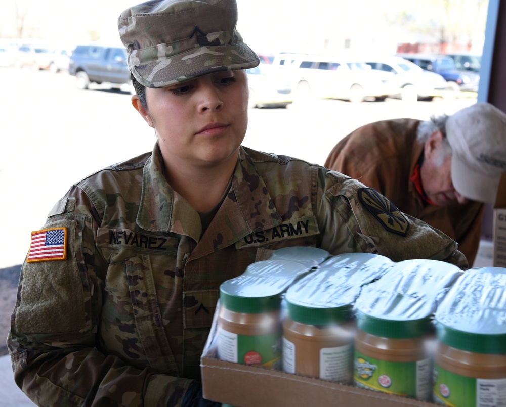 DVIDS - Images - Arizona National Guard service members deliver food to ...