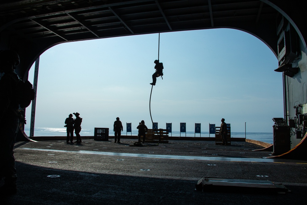 DVIDS - Images - 31st MEU Marines hone fast rope techniques and ...