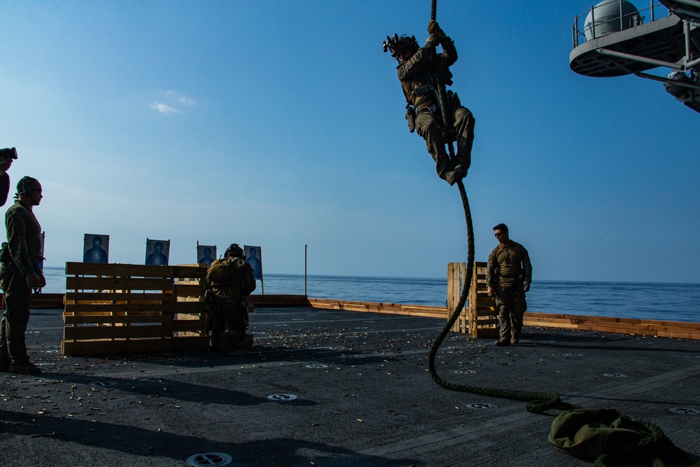 DVIDS - Images - 31st MEU Marines hone fast rope techniques and ...