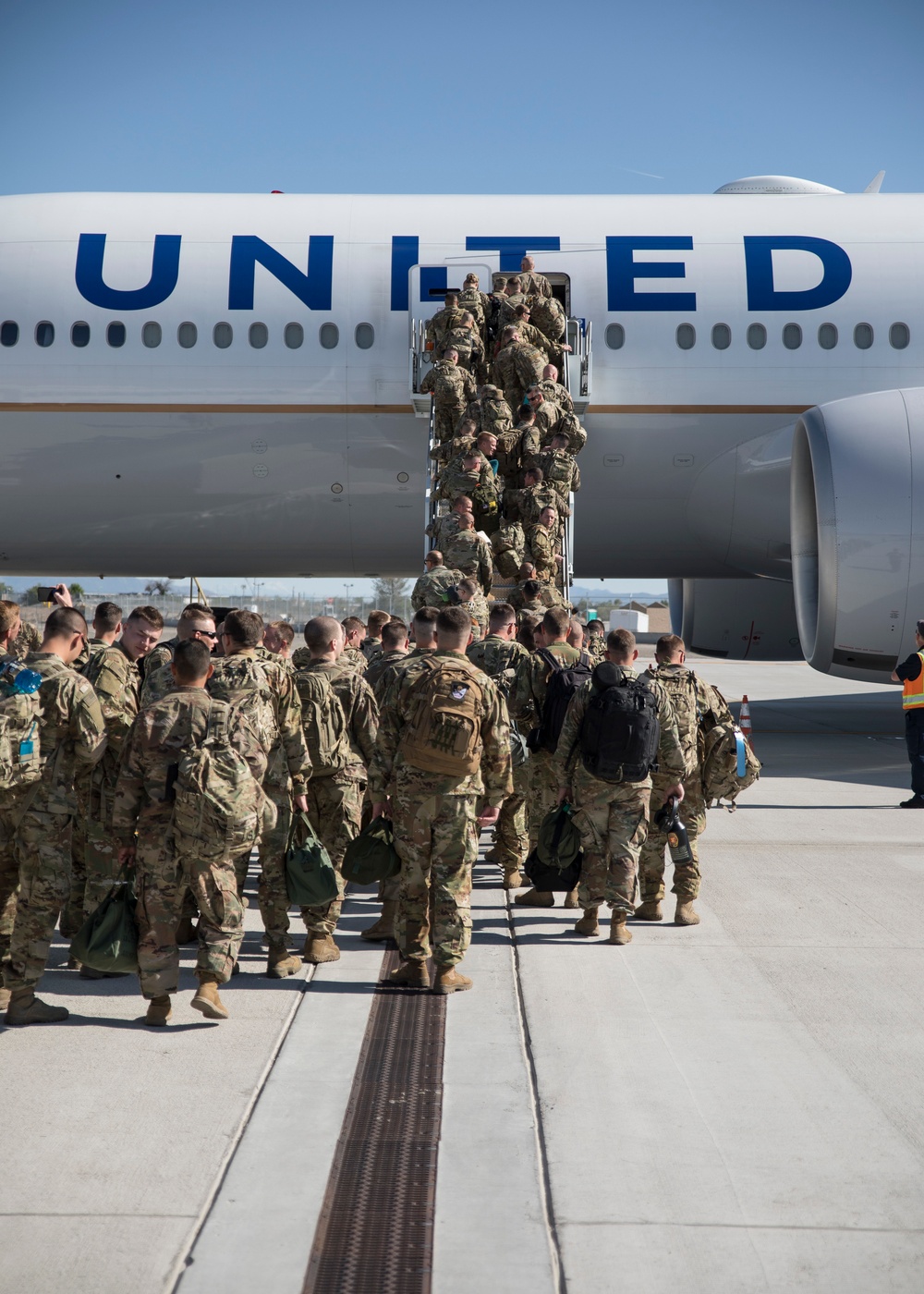 DVIDS - Images - 1-211th departs Utah enroute to CENTCOM [Image 18 of 20]