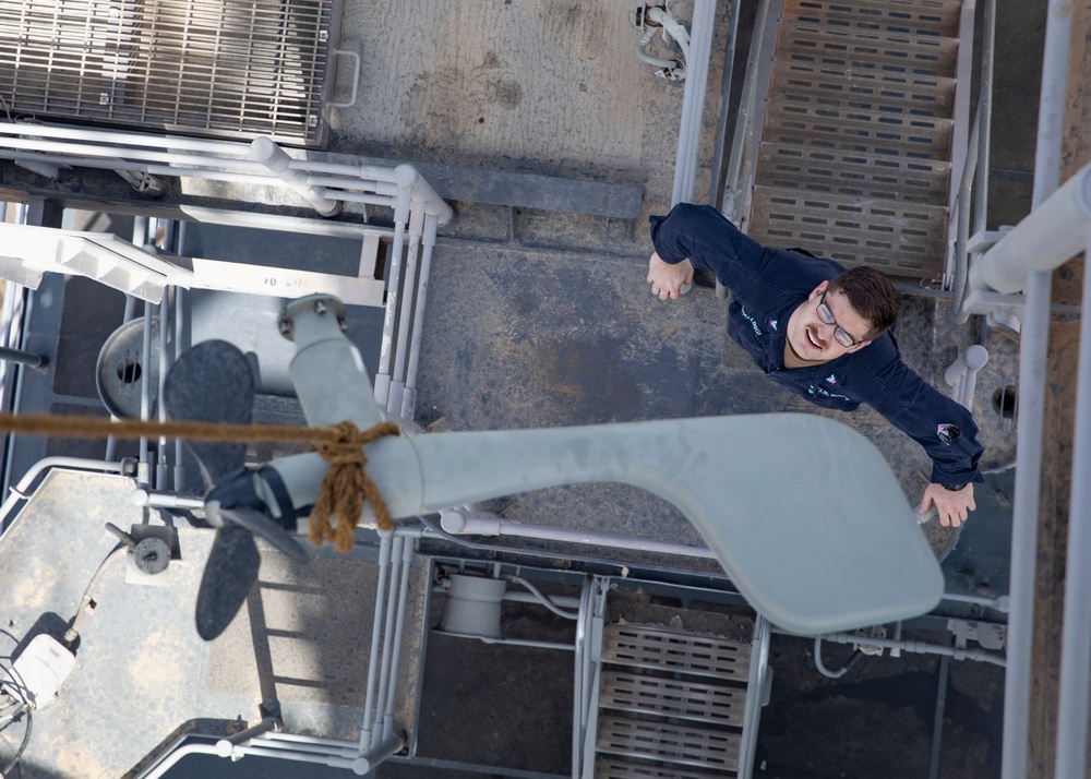 DVIDS - Images - USS Bataan (LHD 5) Aloft [Image 4 of 14]