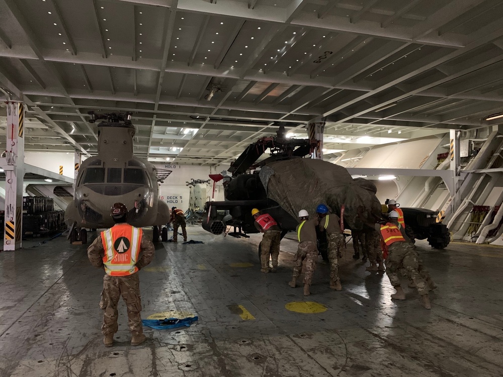 DVIDS - Images - Loading Aircraft at the Port [Image 5 of 5]
