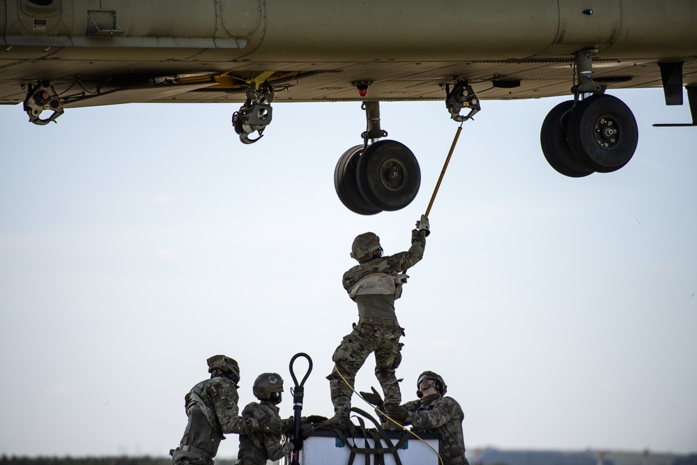 DVIDS - Images - Agile Wolf 20-04: 435 CRG practices sling load ...