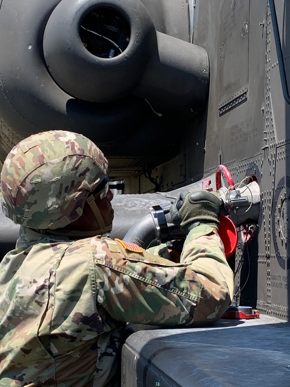 DVIDS - Images - Apache fueling [Image 4 of 4]