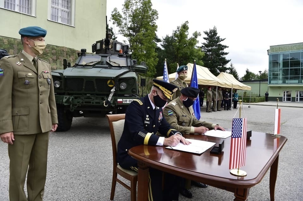 DVIDS - Images - U.S. Army Chief of Staff signs vision statement