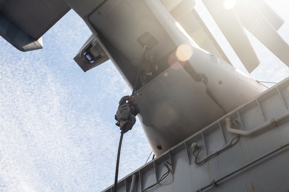 DVIDS - Images - MRF USS America fast roping [Image 2 of 2]