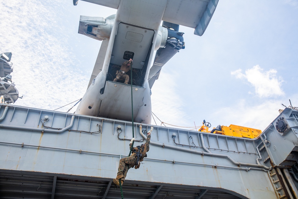 DVIDS - Images - MRF USS America fast roping [Image 5 of 6]