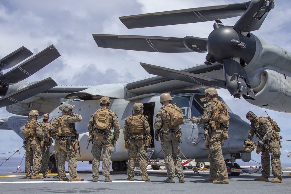 DVIDS - Images - USS America, MRF fast roping [Image 4 of 7]