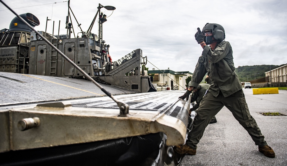 DVIDS - Images - Naval Beach Unit 7 Conducts LCAC Operations in Okinawa ...