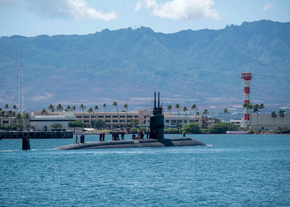 DVIDS - Images - USS Chicago Departs for Deployment [Image 2 of 3]