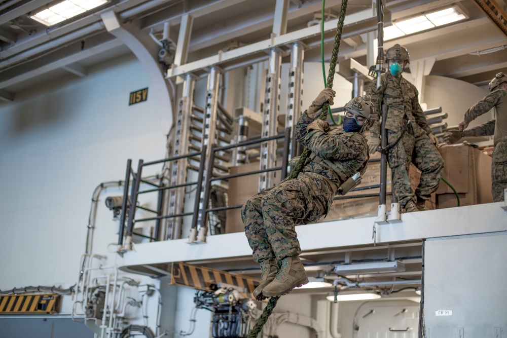 DVIDS - Images - 15th MEU Marines conduct fast-rope training aboard USS ...