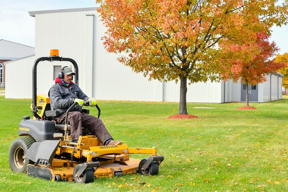 DVIDS - Images - Airman maintains Selfridge ANG Base Grounds