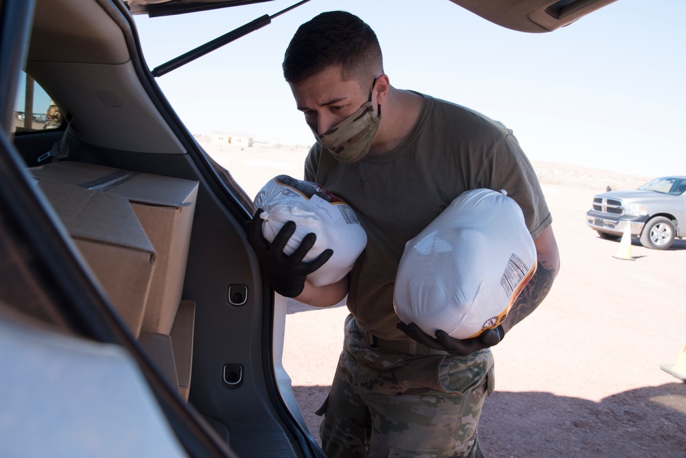 DVIDS - Images - Arizona Guard delivers Thanksgiving groceries to ...