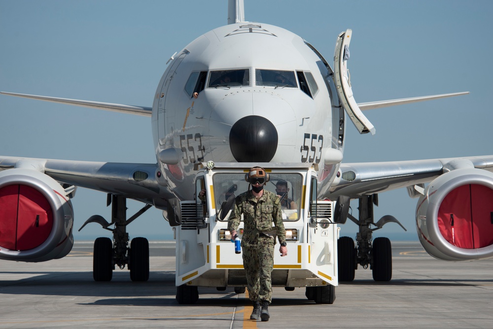 DVIDS - Images - CSSN Stender Guides Aircraft Movement [Image 3 of 3]