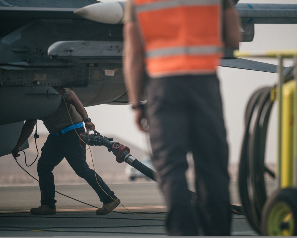 DVIDS - Images - Al Udeid Airmen perform operational hot-refueling on F ...