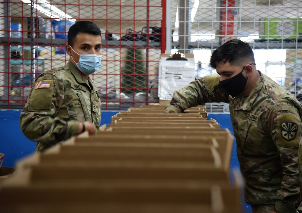 DVIDS - Images - AZNG boxes and fills food boxes [Image 4 of 5]