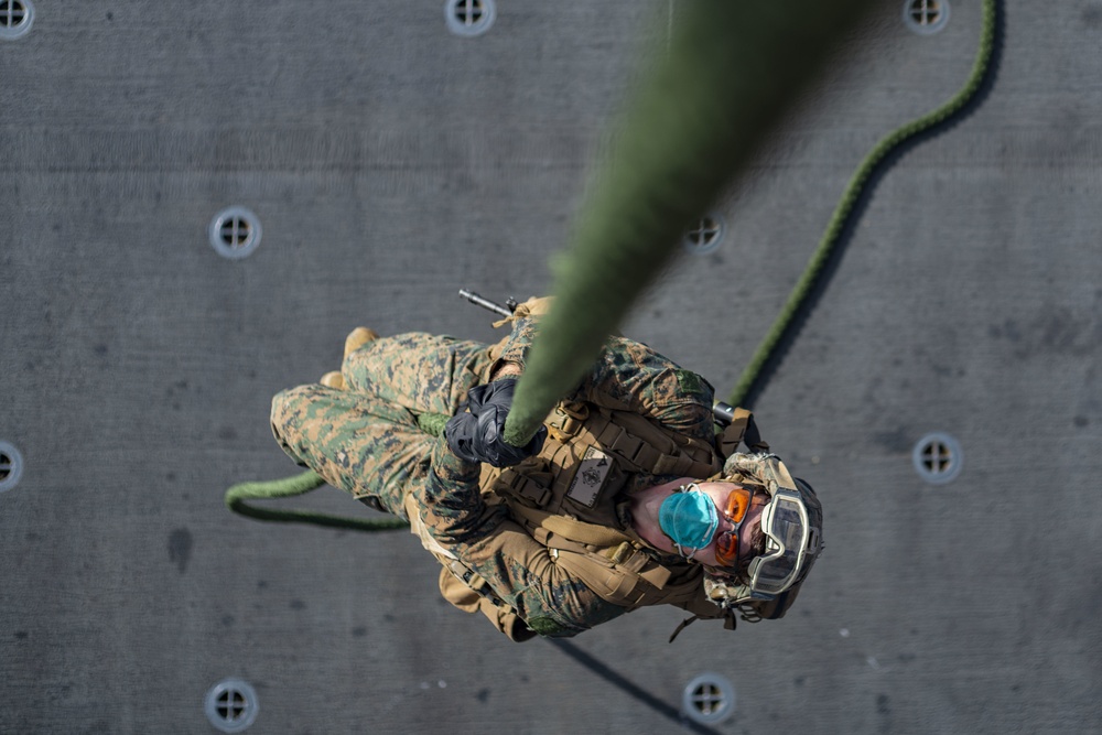 DVIDS - Images - 15th MEU Marines, Sailors conduct fast-rope training ...