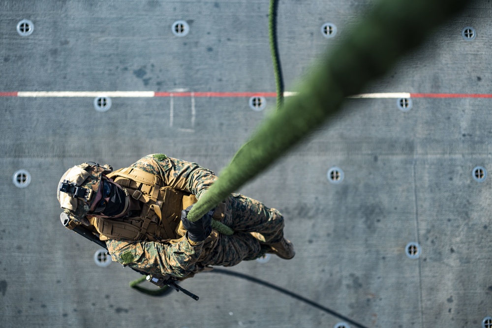 DVIDS - Images - 15th MEU Marines, Sailors conduct fast-rope training ...