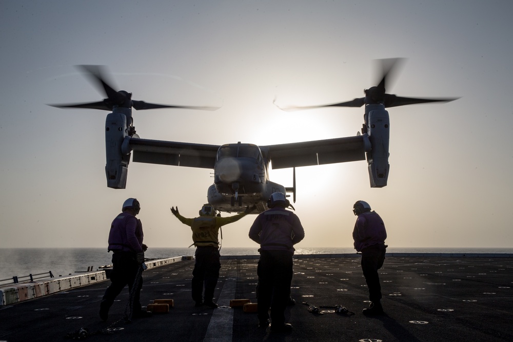 DVIDS - Images - US Marines, Sailors conduct flight operations aboard USS Somerset [Image 14 of 16]