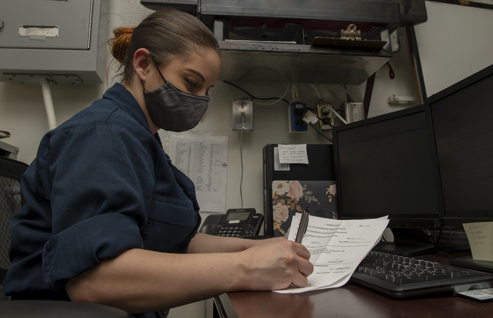 DVIDS - Images - Sailor Completes Paperwork [Image 13 of 15]