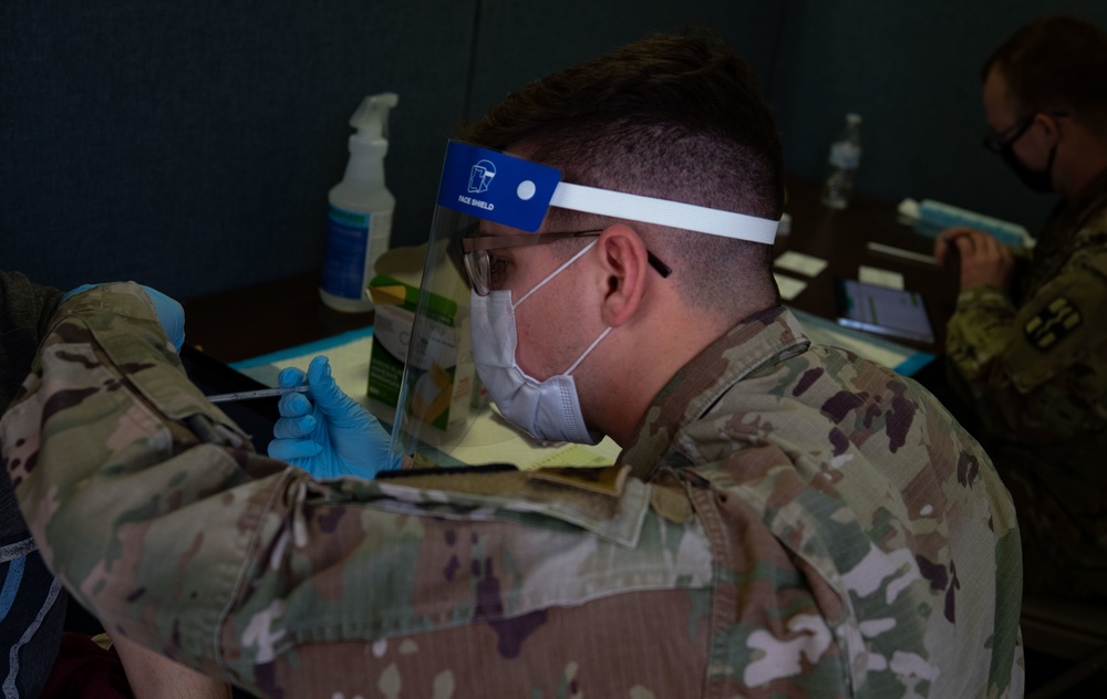 DVIDS - Images - U.S. Army Soldiers assist FEMA at new vaccination ...