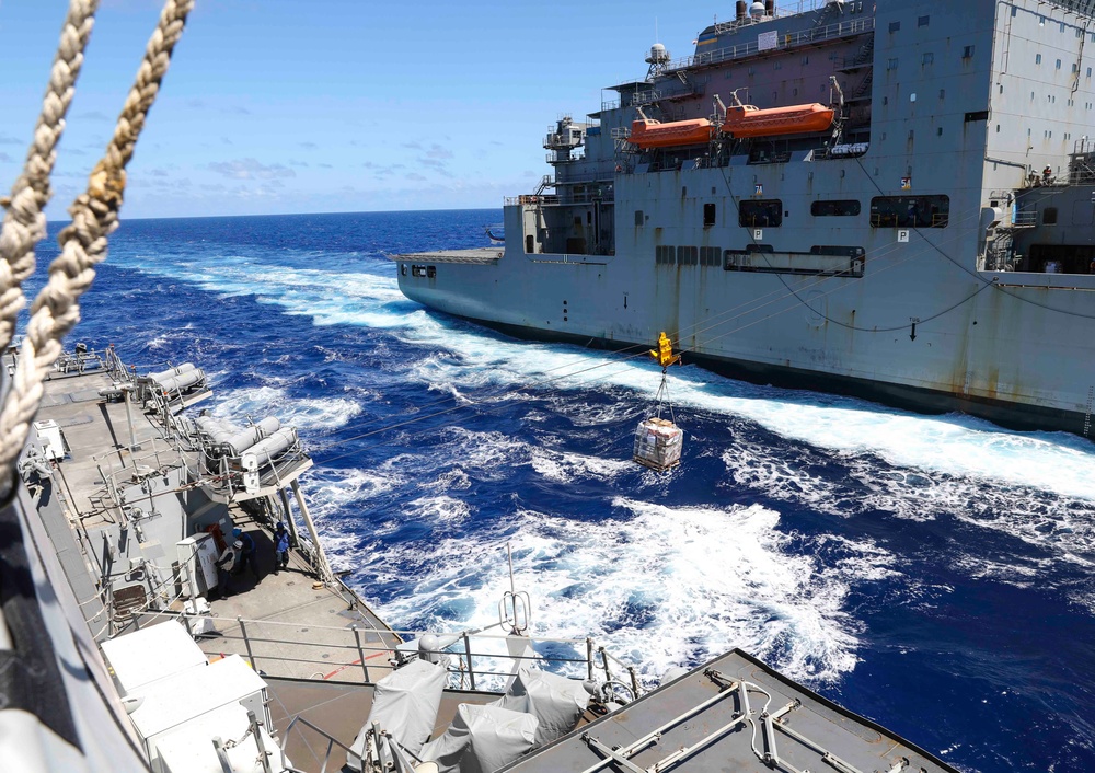 DVIDS - Images - USS Benfold Conducts RAS [Image 4 of 5]