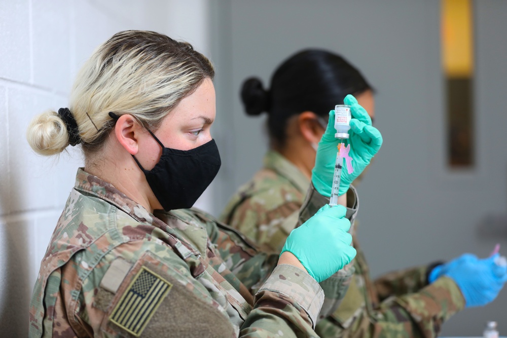DVIDS - Images - U.S. Army Soldiers aid in administering COVID-19 ...