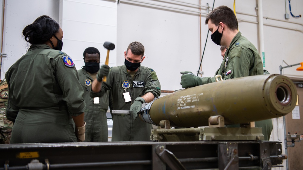 DVIDS - Images - 340th WPS students learn to build bombs [Image 5 of 8]