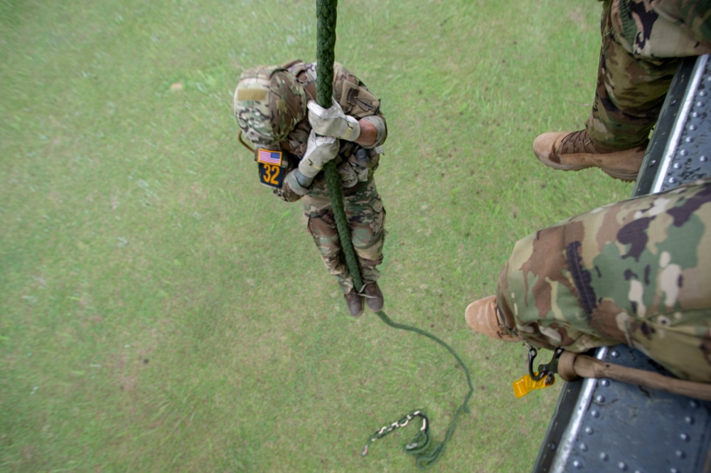 DVIDS - Images - Fast Rope [Image 8 of 8]