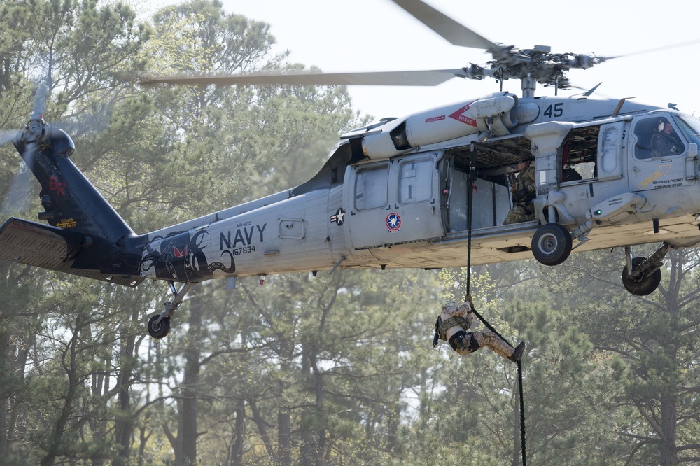 DVIDS - Images - EOD Operators Conduct Helicopter Rope Suspension ...