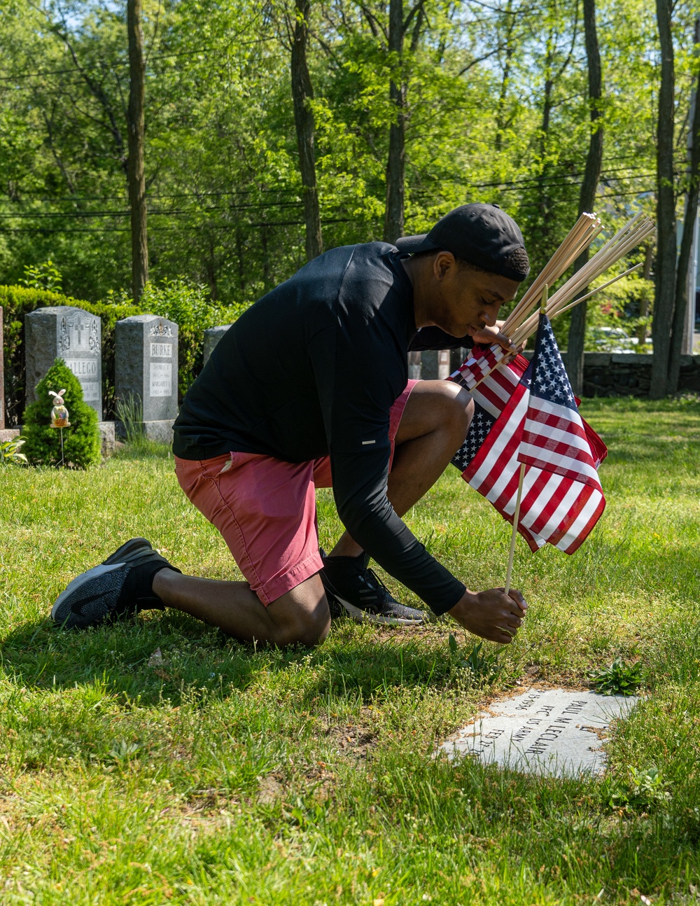 DVIDS - Images - U.S. Navy Sailors honor veterans with gravesite flags ...