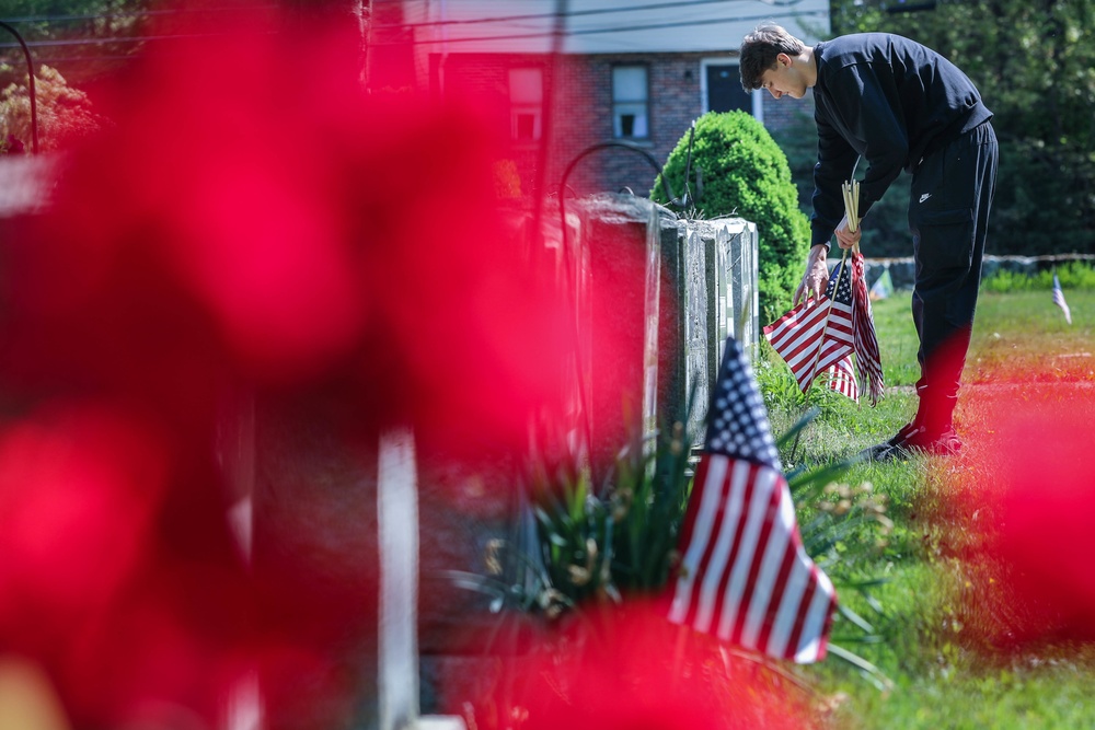 Dvids Images U S Navy Sailors Honor Veterans With Gravesite Flags