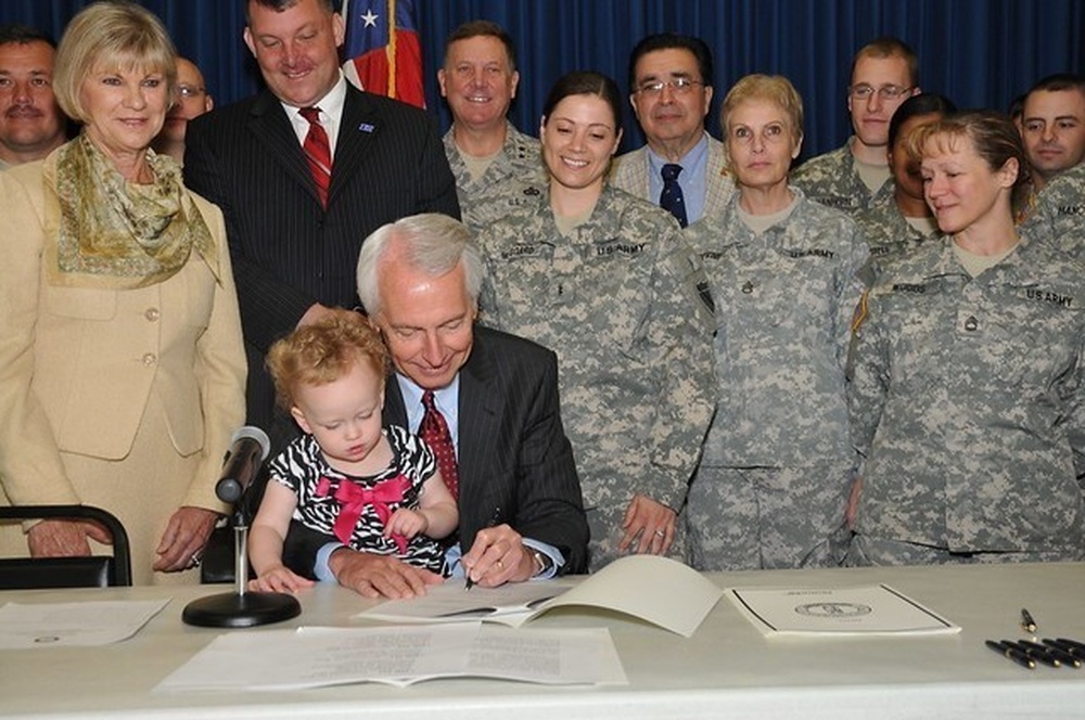 DVIDS - Images - Signing [Image 6 of 6]