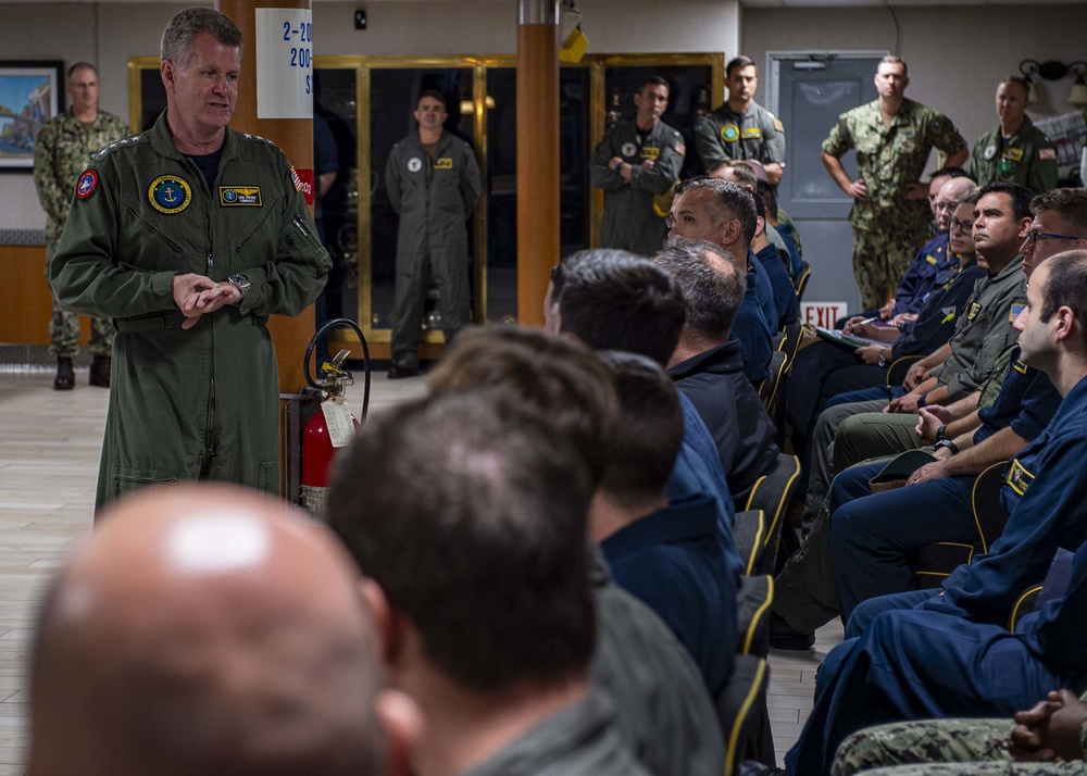 DVIDS - Images - Commander, Pacific Fleet visits USS Carl Vinson [Image ...