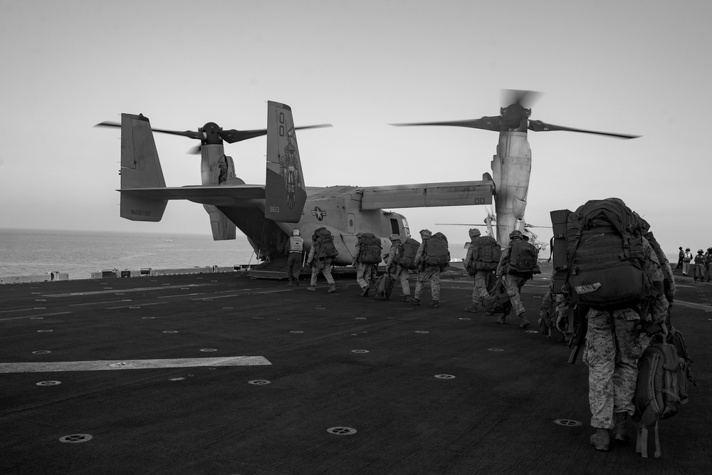 DVIDS - Images - 15th MEU Marines depart USS Makin Island [Image 1 of 4]