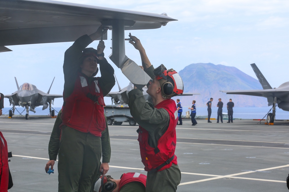 DVIDS - Images - CSG-21 Transit Strait of Messina [Image 4 of 5]