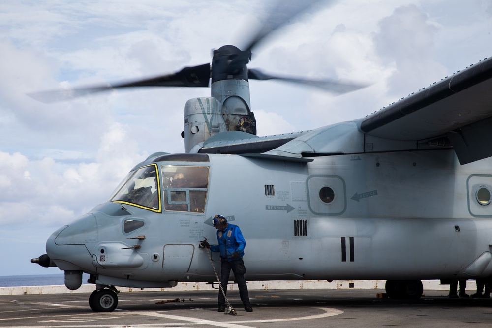 DVIDS - Images - U.S. Marines, Sailors conduct flight operations aboard USS Somerset [Image 14 ...