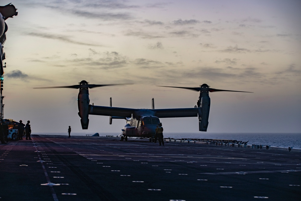 DVIDS - Images - 15th MEU Marines conduct flight operations aboard USS ...